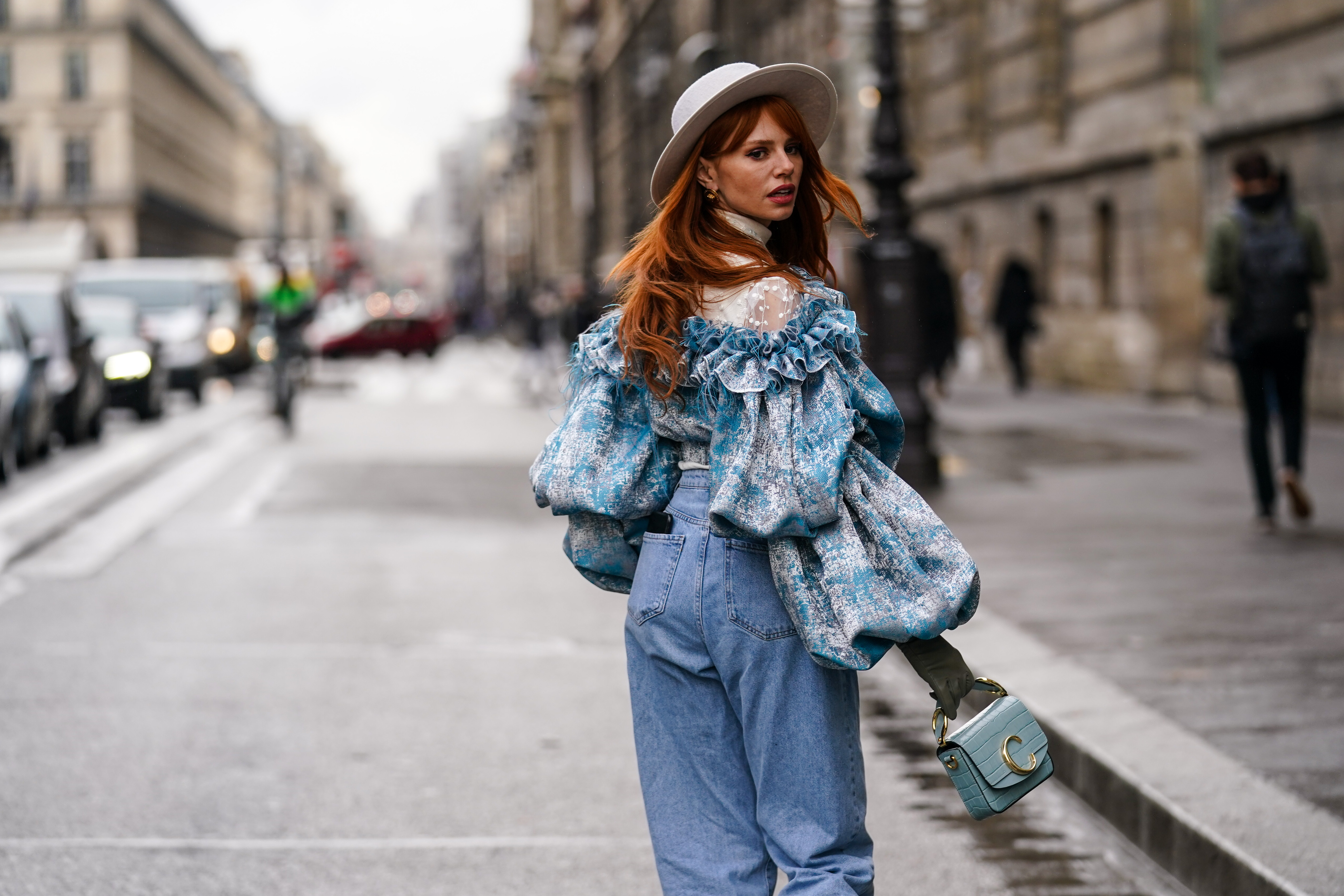 Rüschenbluse und Jeans: Der Y2K-Trend ist zurück! - wmn.de